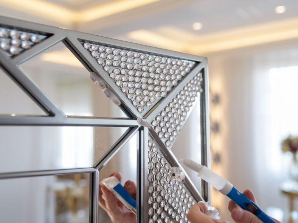 Jak ozdobić lustro kryształkami? 5 najbardziej efektownych pomysłów DIY ...